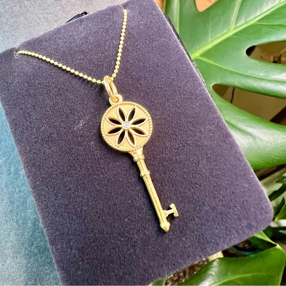 Tiffany & Co. | Jewelry | Tiffany Co Daisy Key In 8k Yellow Gold With A ...